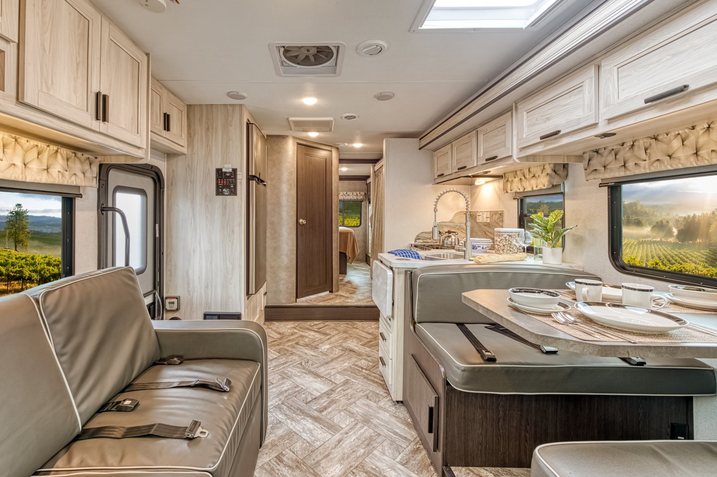 Campertype C Family Sleeper van El Monte RV - Camper.nl