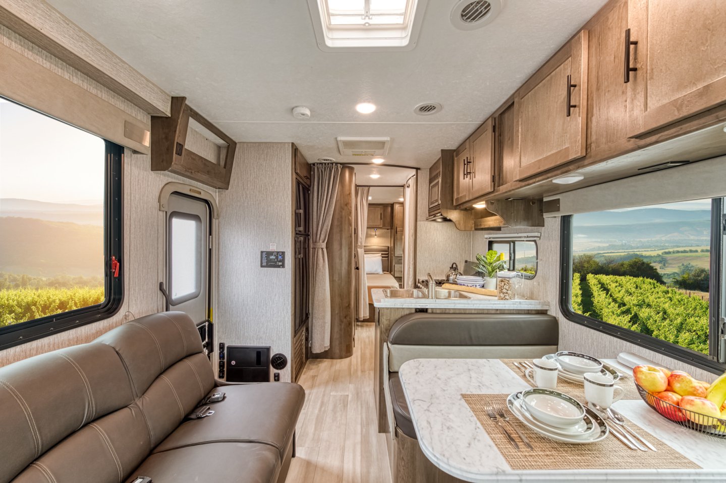 Campertype C Large van El Monte RV - Camper.nl