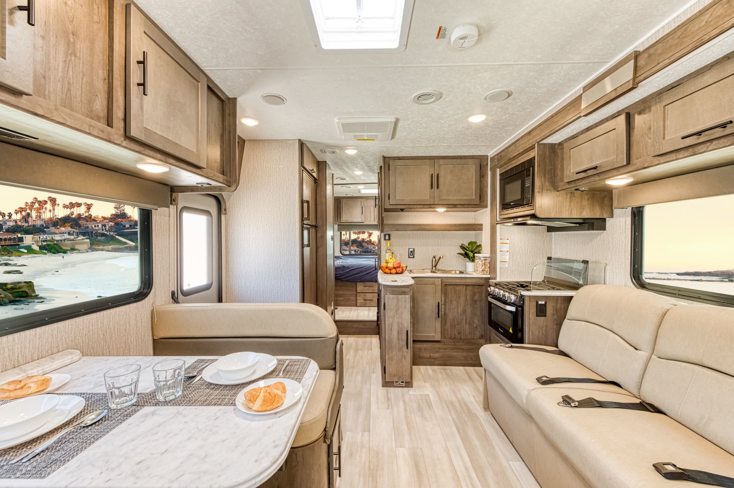 Campertype C26-28 van Road Bear RV - Camper.nl