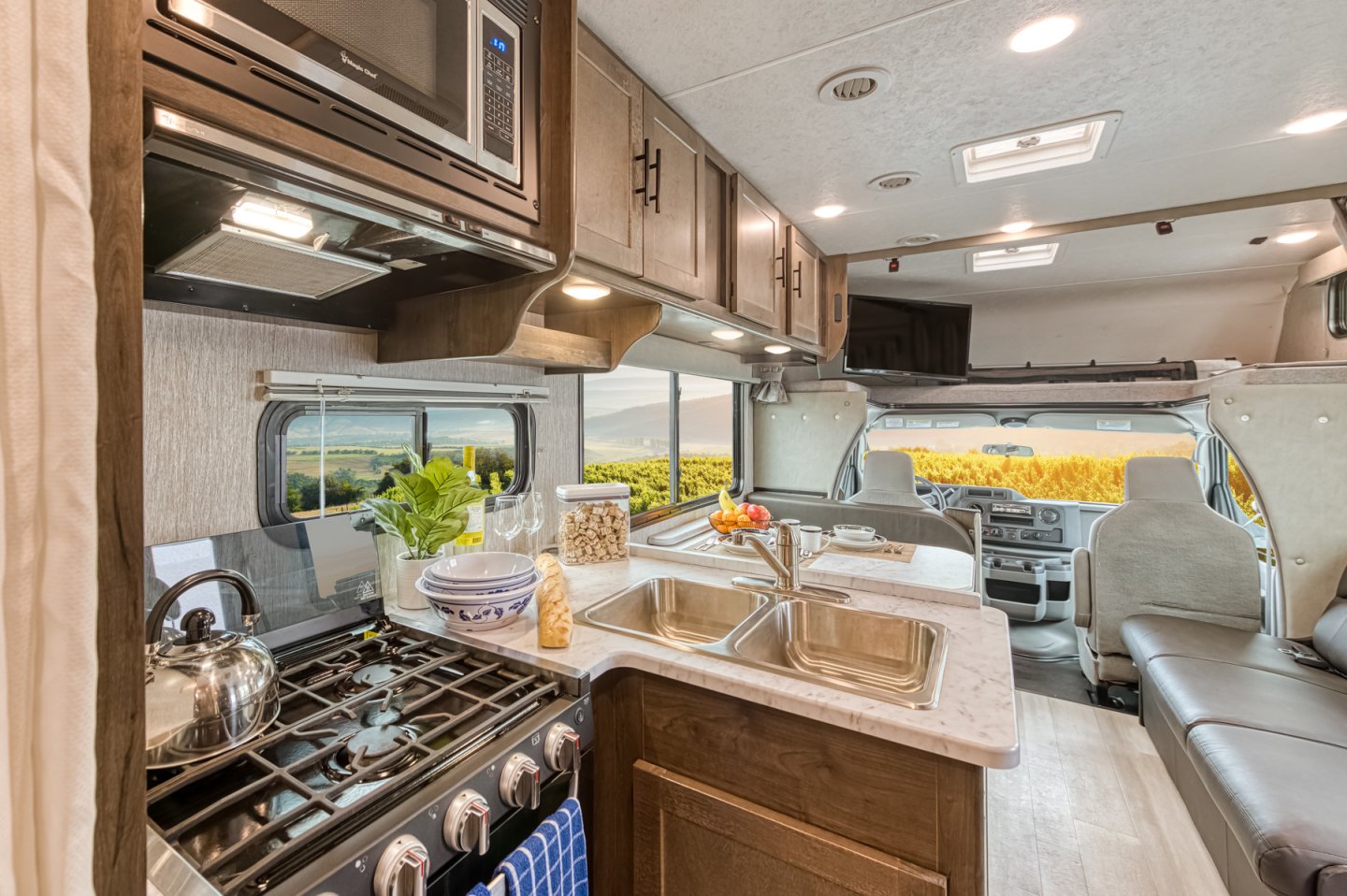 Campertype C Large van El Monte RV - Camper.nl